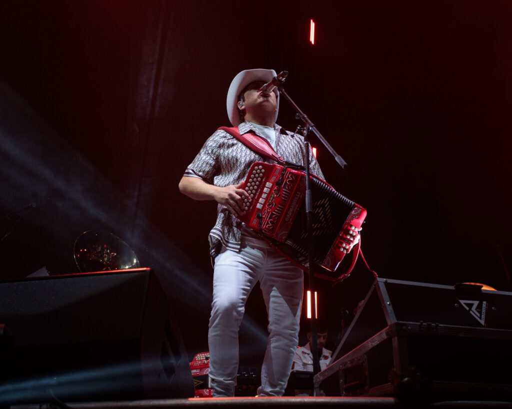 Remmy Valenzuela conquista la Arena CDMX con su tour En Vivo Desde el ...