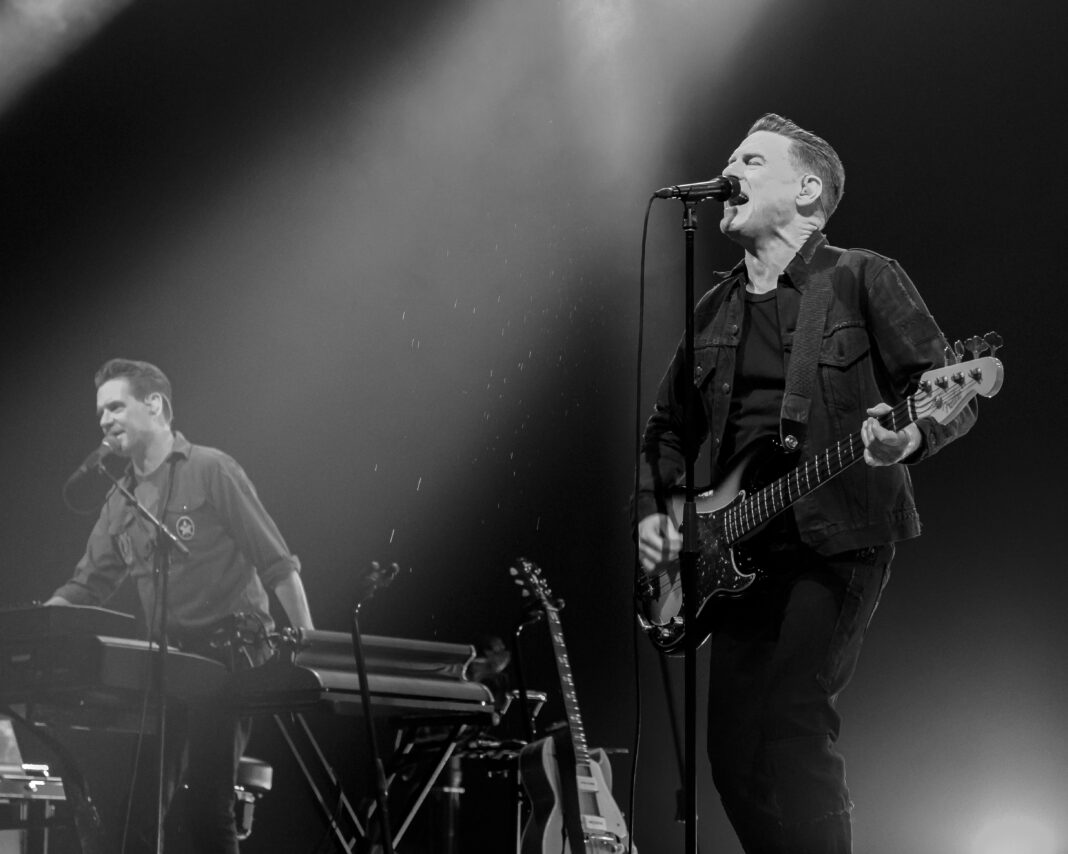 Bryan Adams sorprende desde el público y enciende la Arena CDMX | Así ...